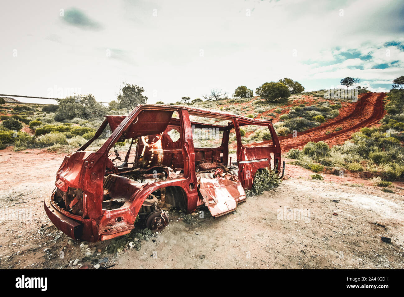 rusty abandoned van in australian desert Stock Photo - Alamy
