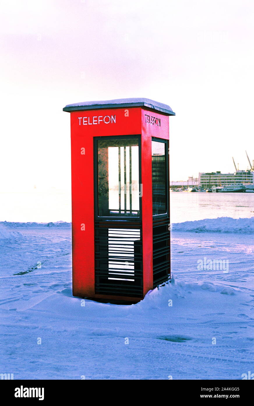 Red phone box in snow hi-res stock photography and images - Alamy