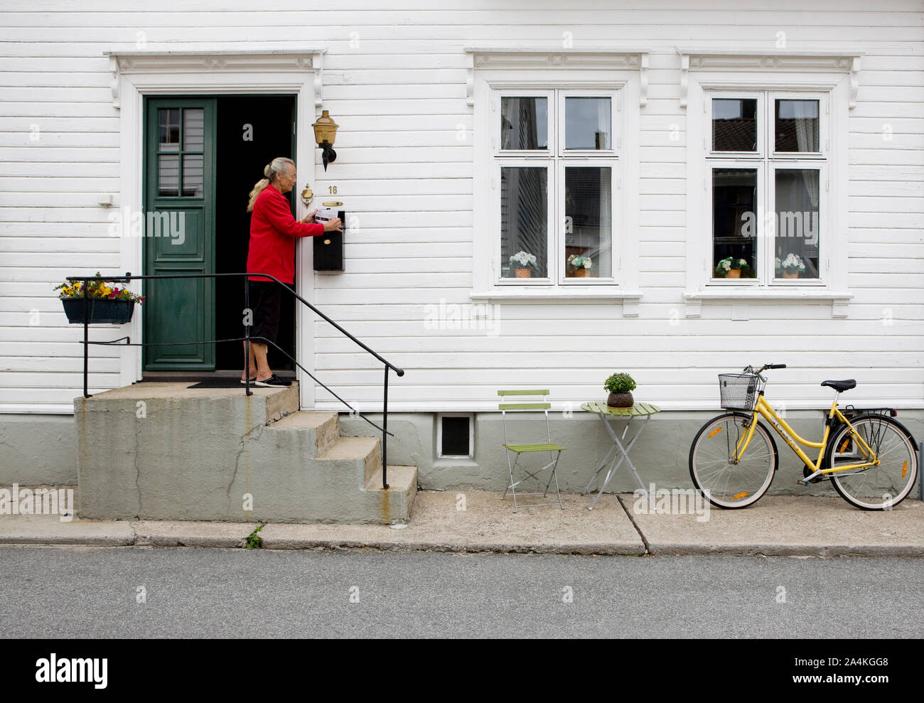 Clothed woman hi-res stock photography and images - Alamy