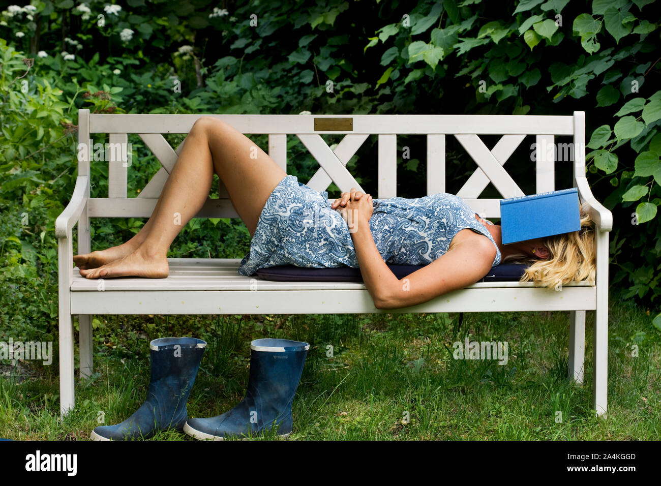 Woman sleeping on a bench Stock Photo - Alamy