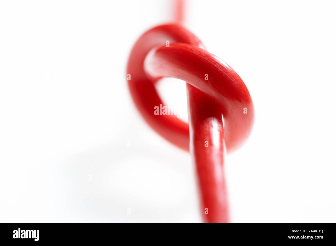 Red string/lead - knot Stock Photo - Alamy