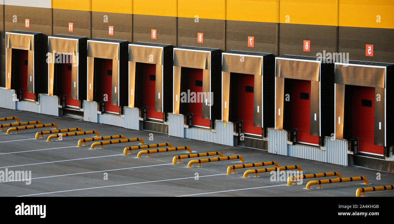 Empty loading dock of a large warehouse Stock Photo - Alamy