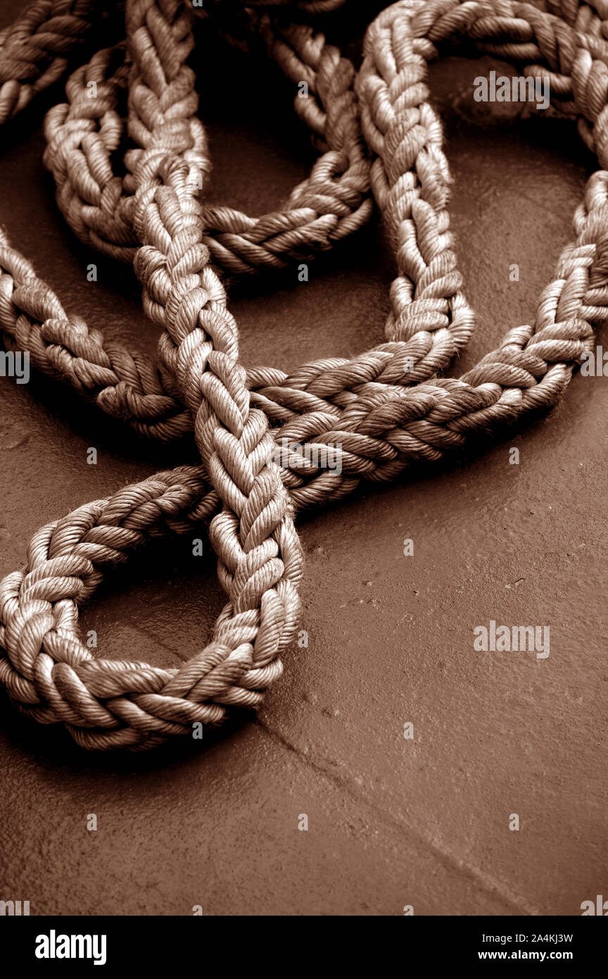 Ropes and chains hi-res stock photography and images - Alamy