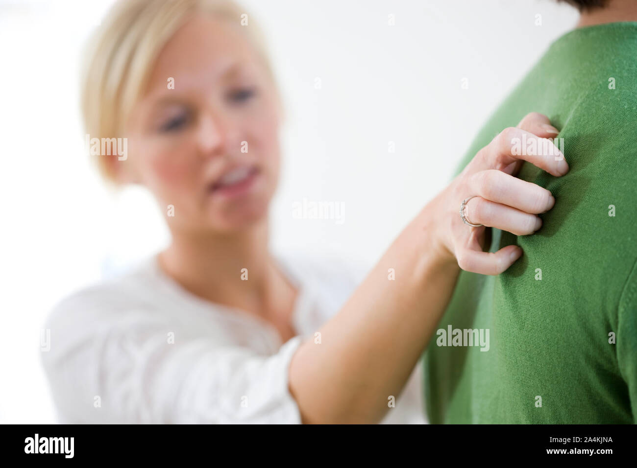 Woman scratching man's back - itch, itchiness, prickle Stock Photo - Alamy