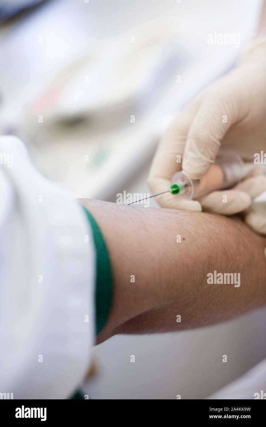 Doctor injecting patient Stock Photo - Alamy