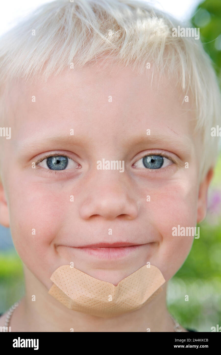 4 year old boy with wound - blue eyes Stock Photo - Alamy