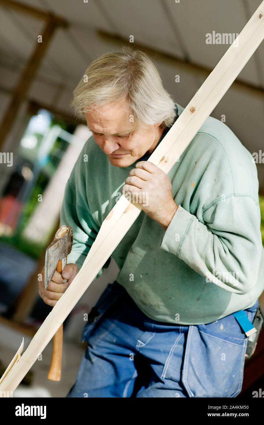 Buildings and construction working men hi-res stock photography and ...