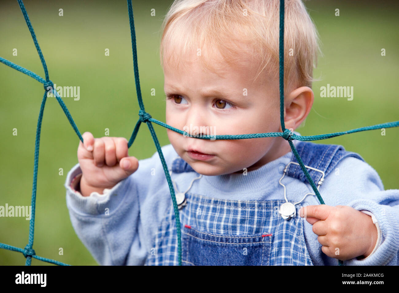 Peeping through hands hi-res stock photography and images - Alamy