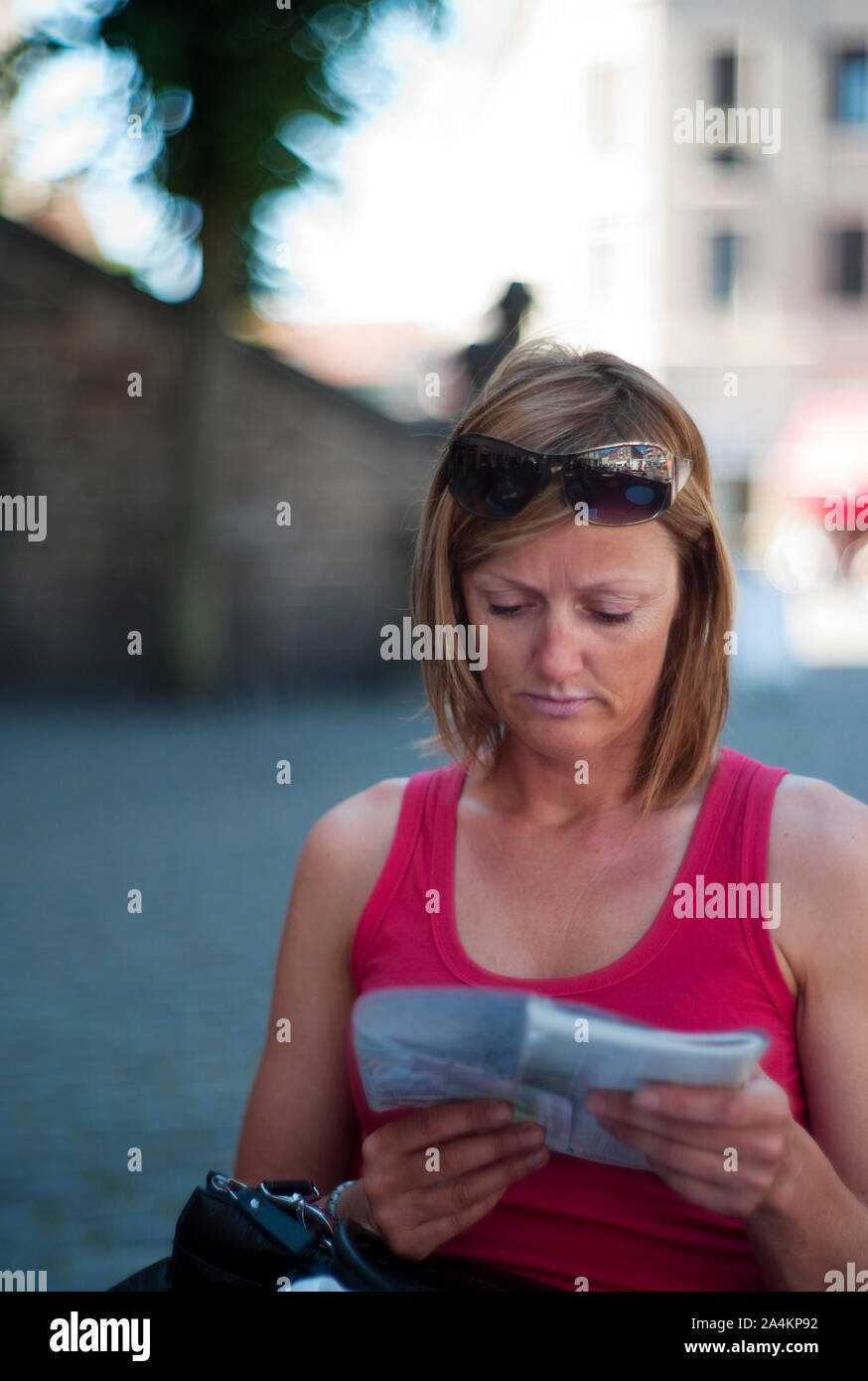 Women reading map hi-res stock photography and images - Alamy