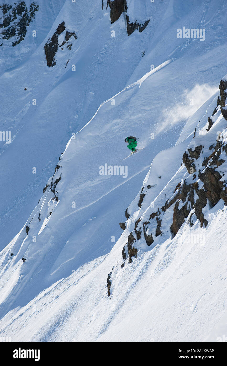 Skiing in powder hi-res stock photography and images - Alamy