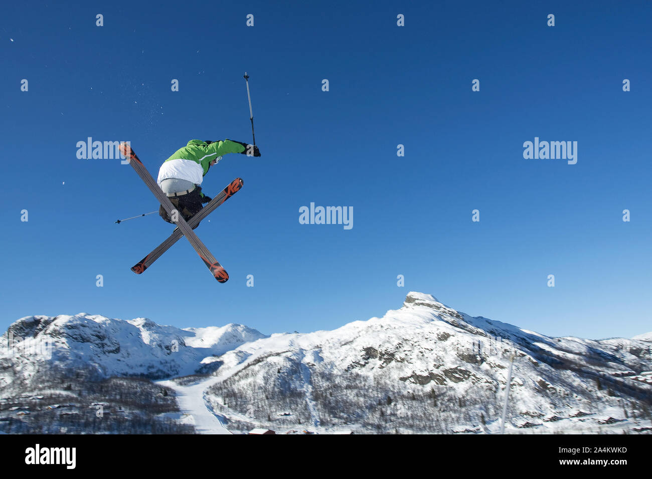 Skis snow mountains sport hi-res stock photography and images - Alamy