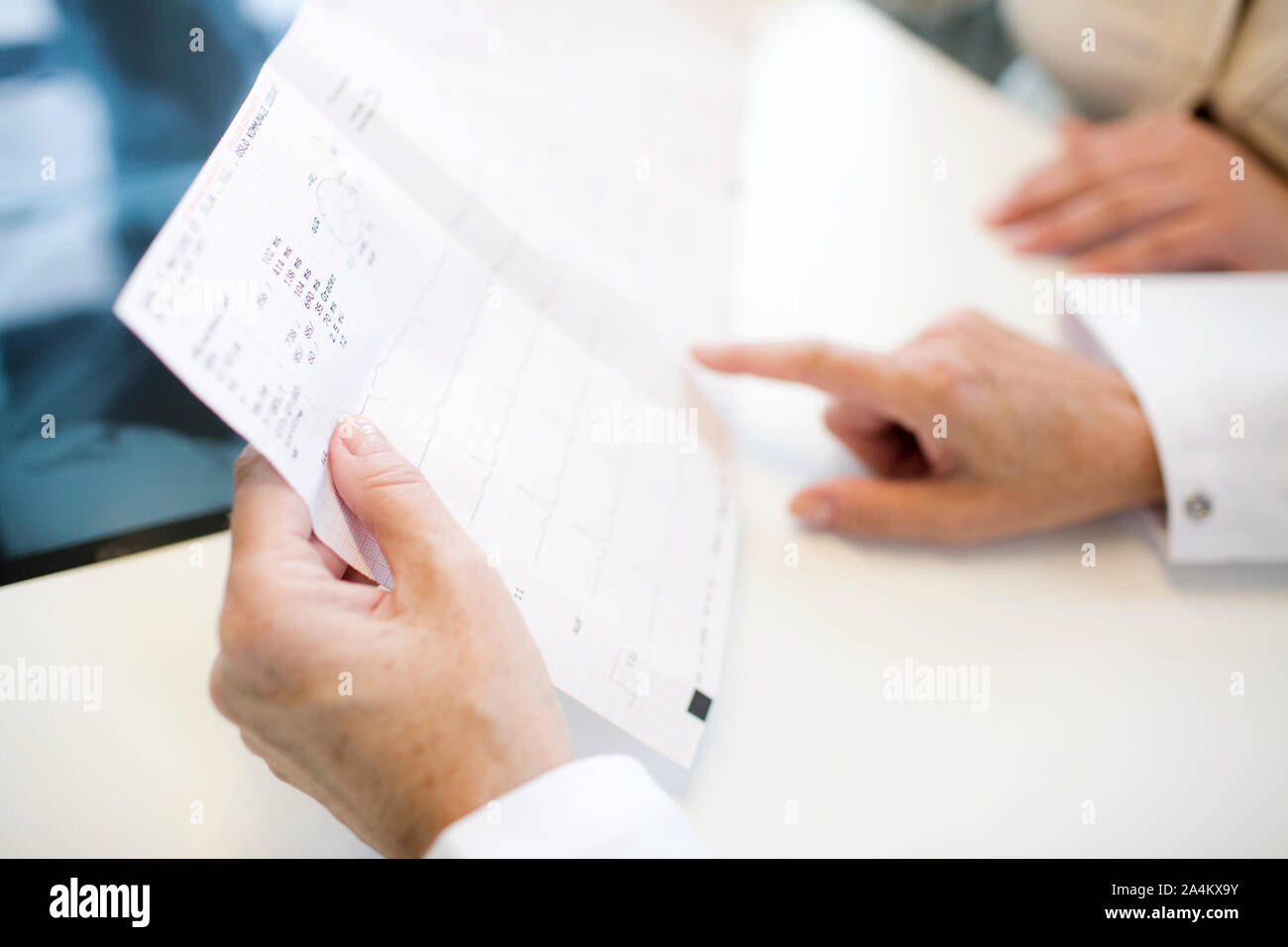 Doctor's office hours - explaining Stock Photo - Alamy