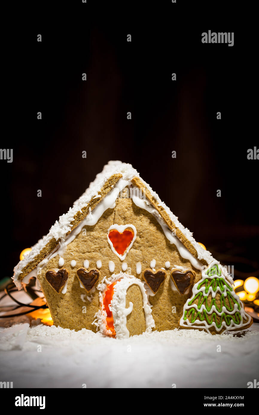 Homemade gingerbread hut - christmas ideas Stock Photo - Alamy