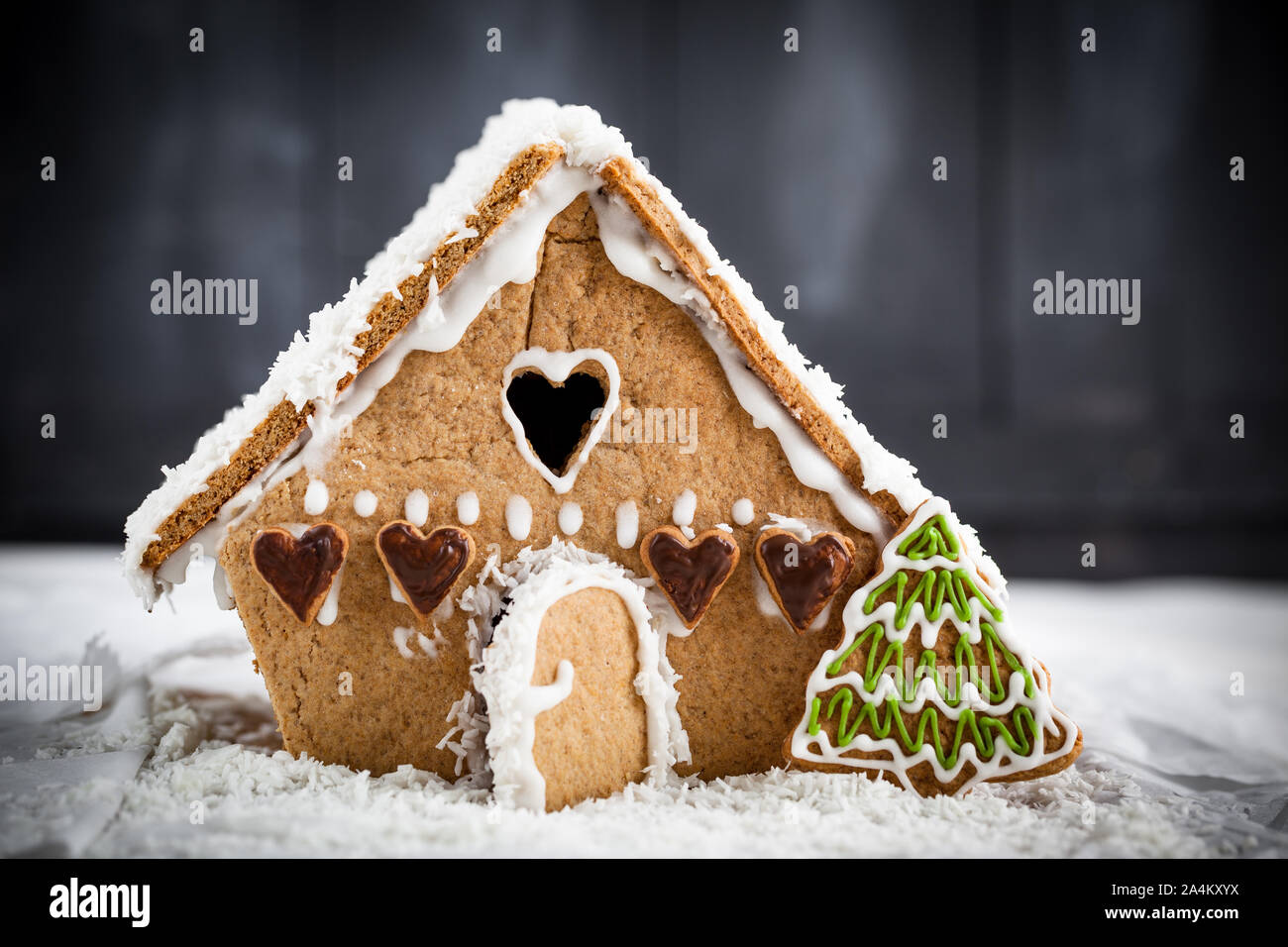 Homemade gingerbread hut - christmas ideas Stock Photo - Alamy