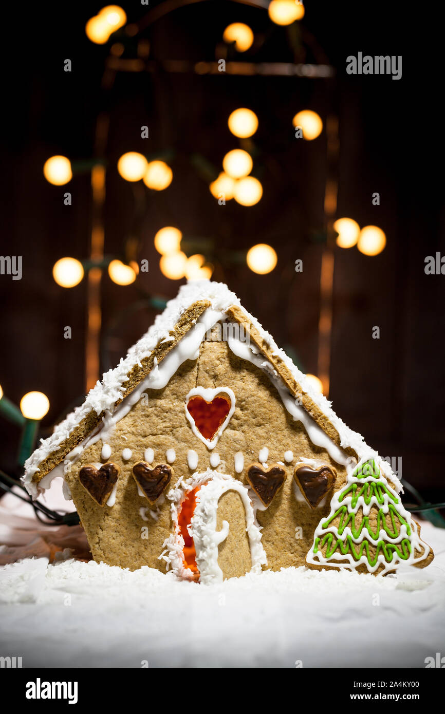Homemade gingerbread hut - christmas ideas Stock Photo - Alamy