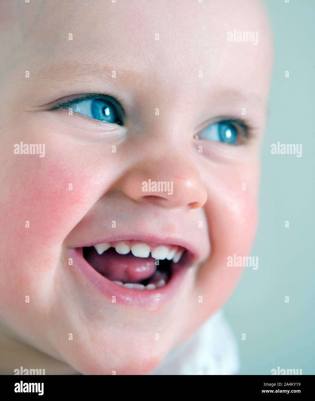 Smiling baby girl people hi-res stock photography and images - Alamy