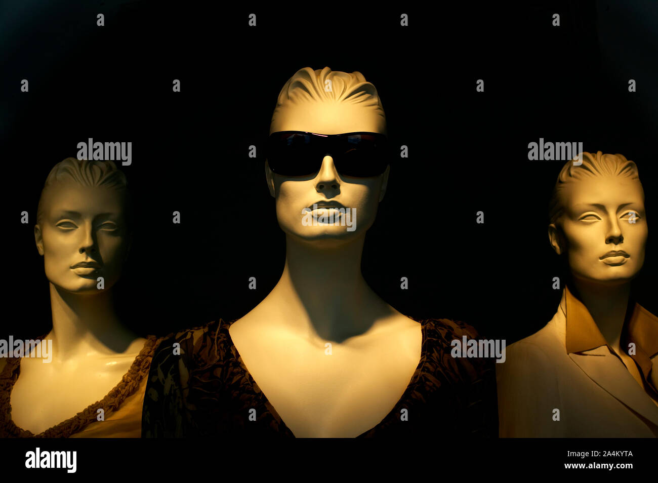 Window display - window dummies Stock Photo - Alamy