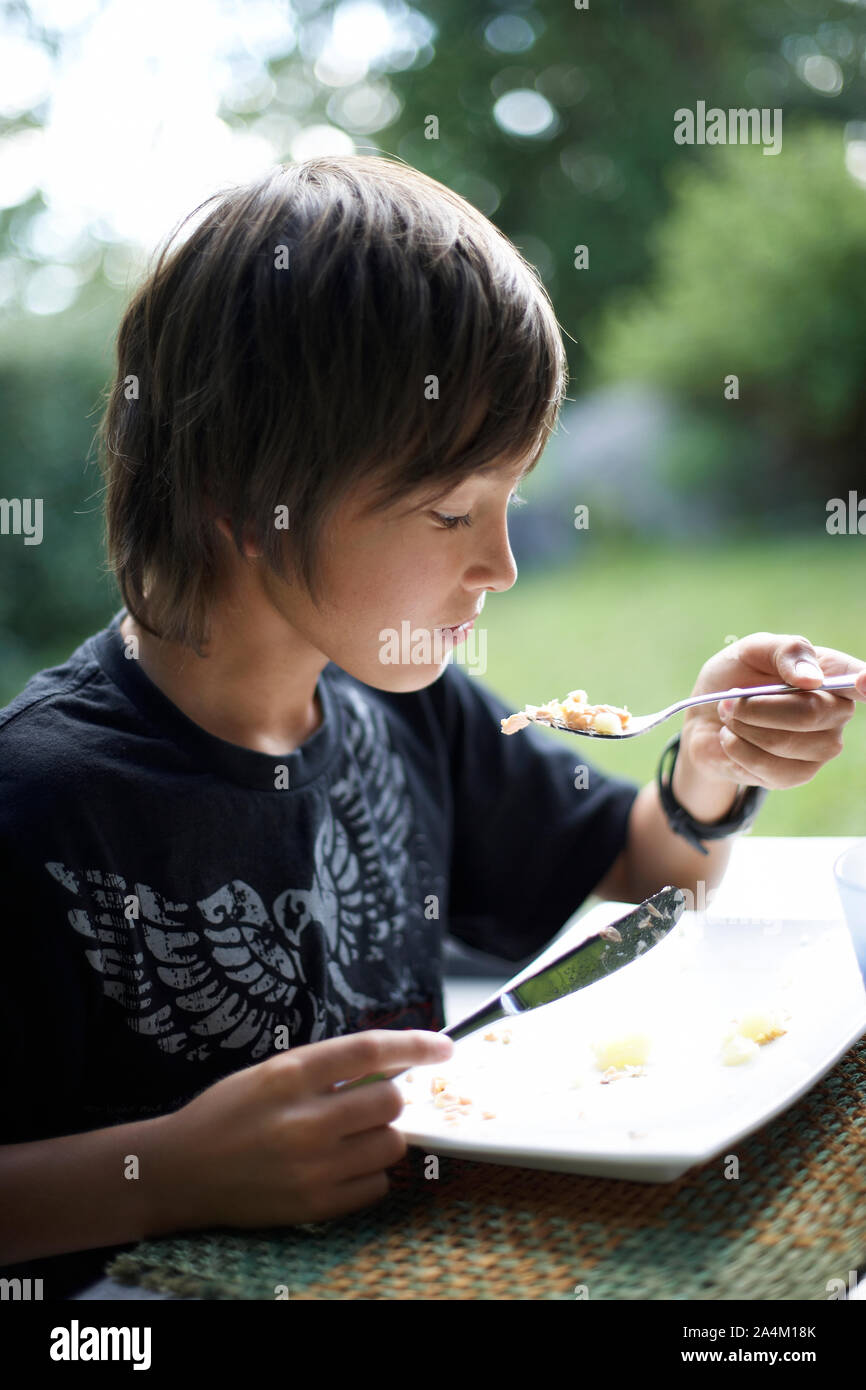 Boy eating - empty plate - tasting taste Stock Photo - Alamy