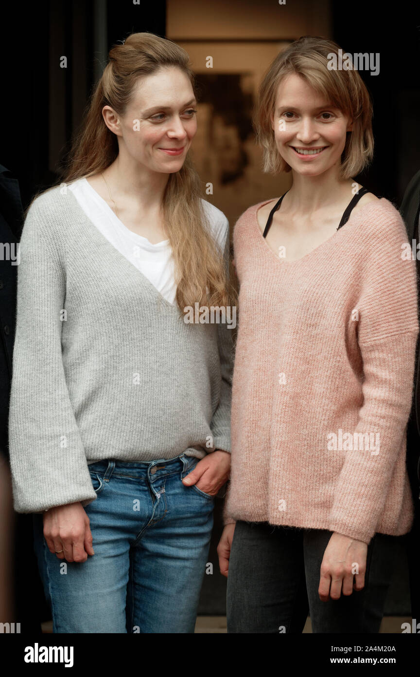 Cologne, Germany. 15th Oct, 2019. The actresses Franziska Junge (l) and ...
