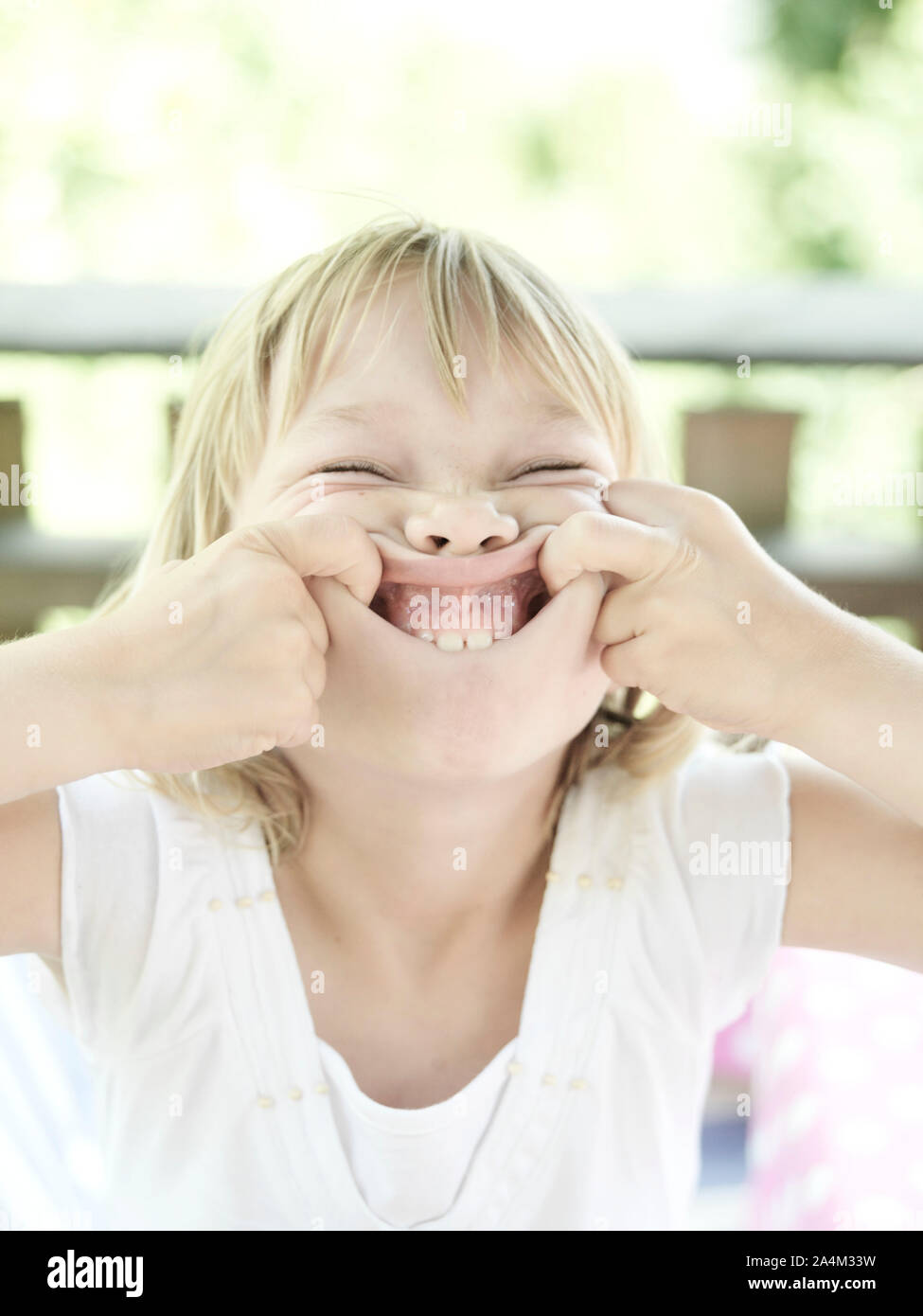 Little girl grimacing. Make faces Stock Photo - Alamy