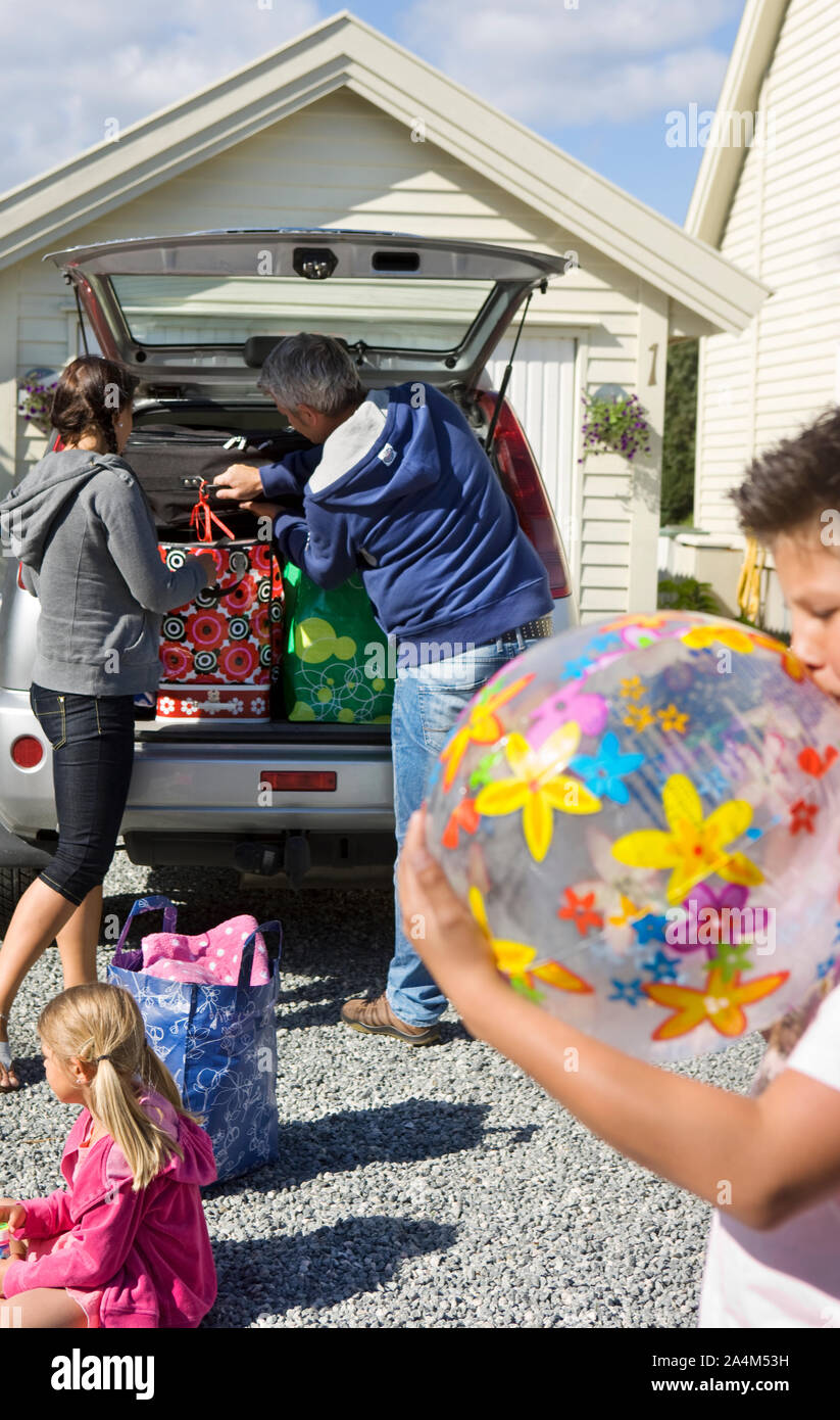 Packing vehicles hi-res stock photography and images - Alamy