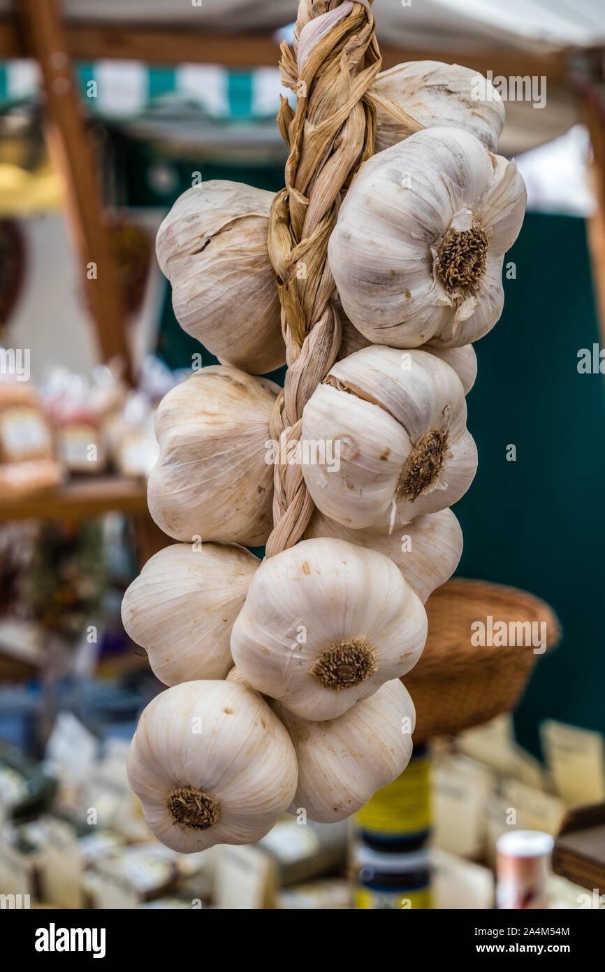 fresh garlic on the market Stock Photo - Alamy
