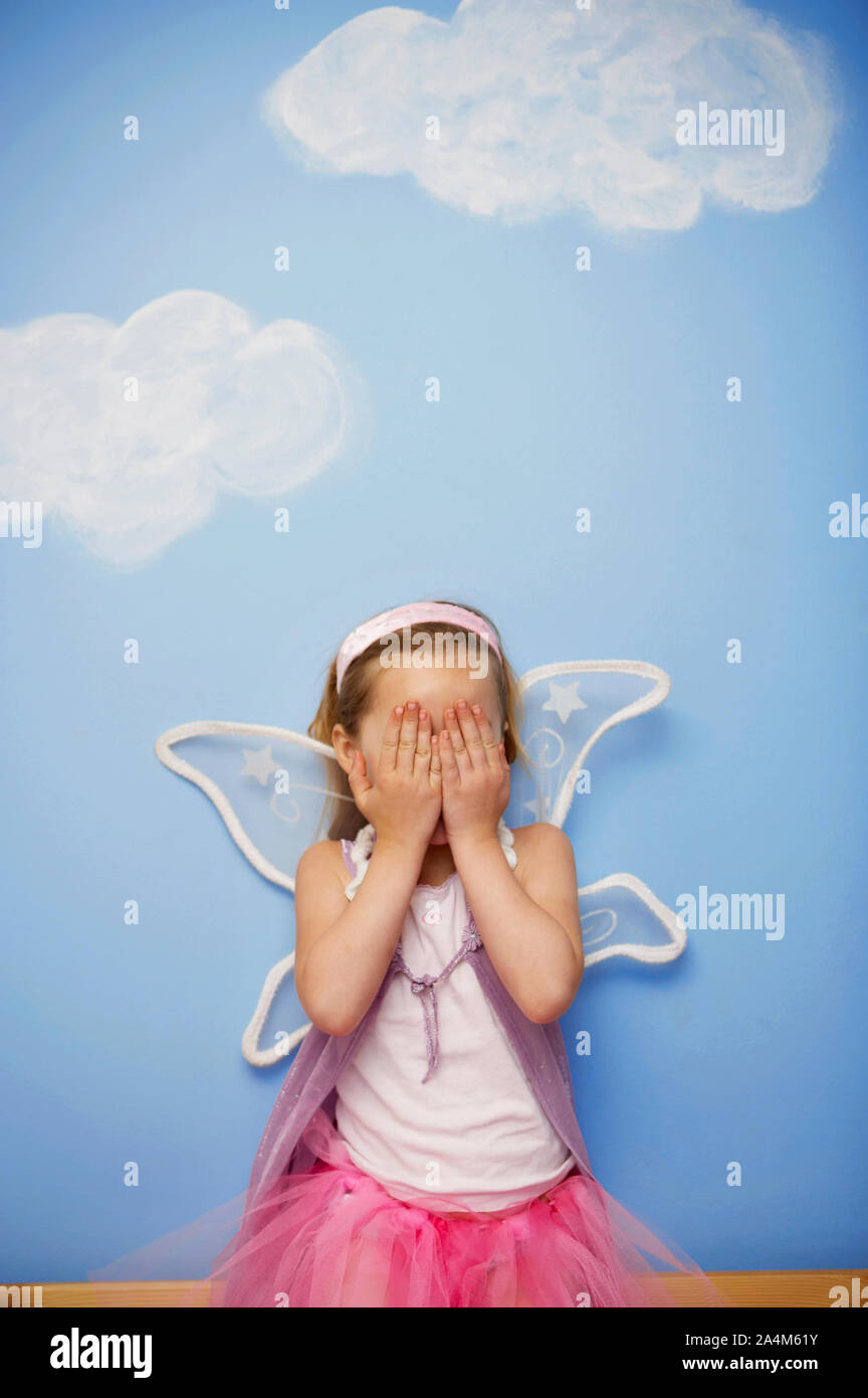 Scared - hiding hide Stock Photo - Alamy