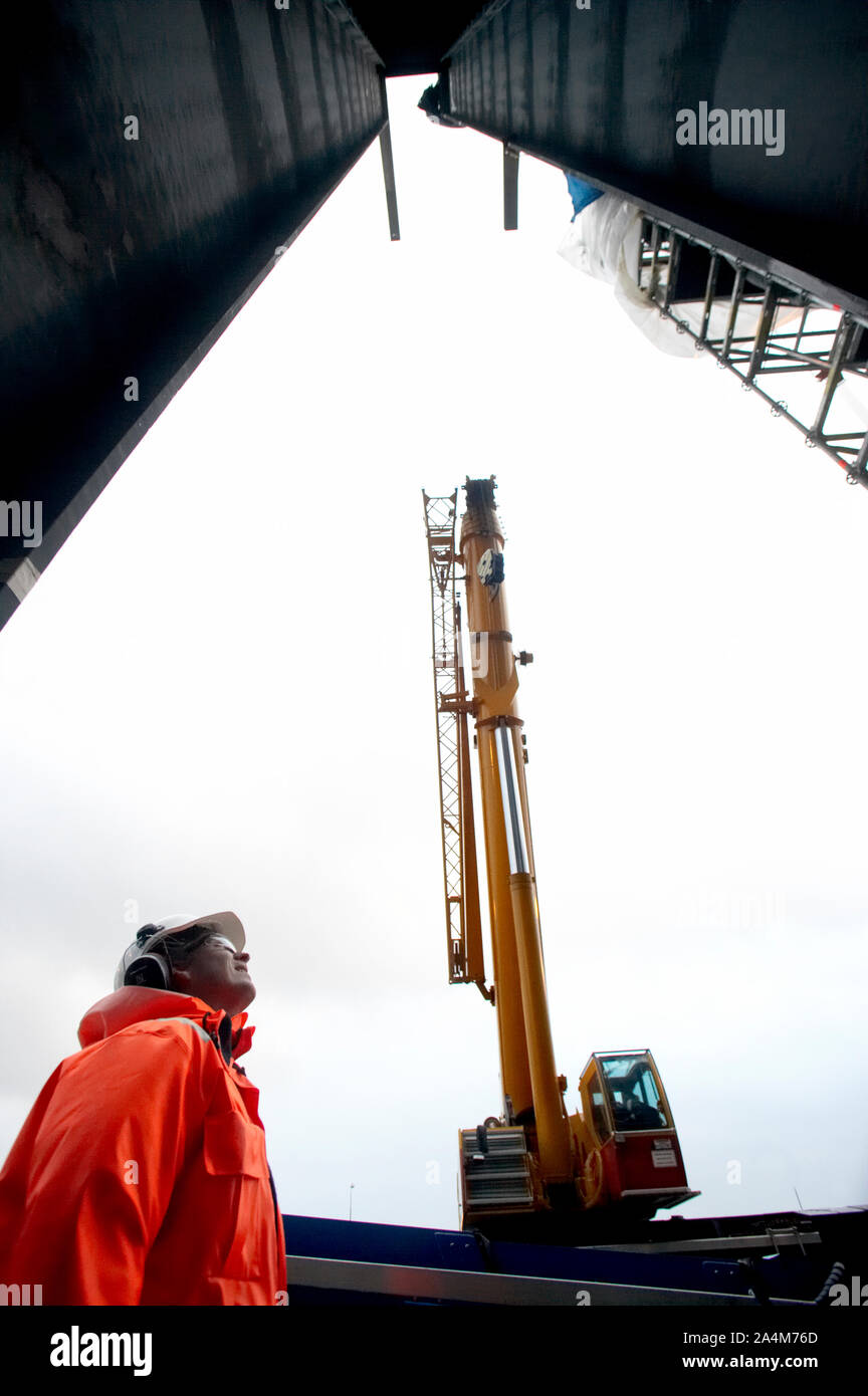 Working man cranes hi-res stock photography and images - Alamy