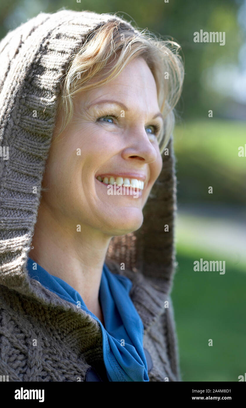 People wearing hoods hi-res stock photography and images - Alamy