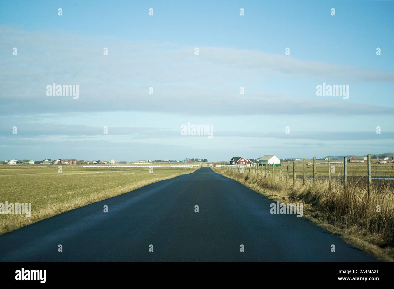 Roads between farms hi-res stock photography and images - Alamy