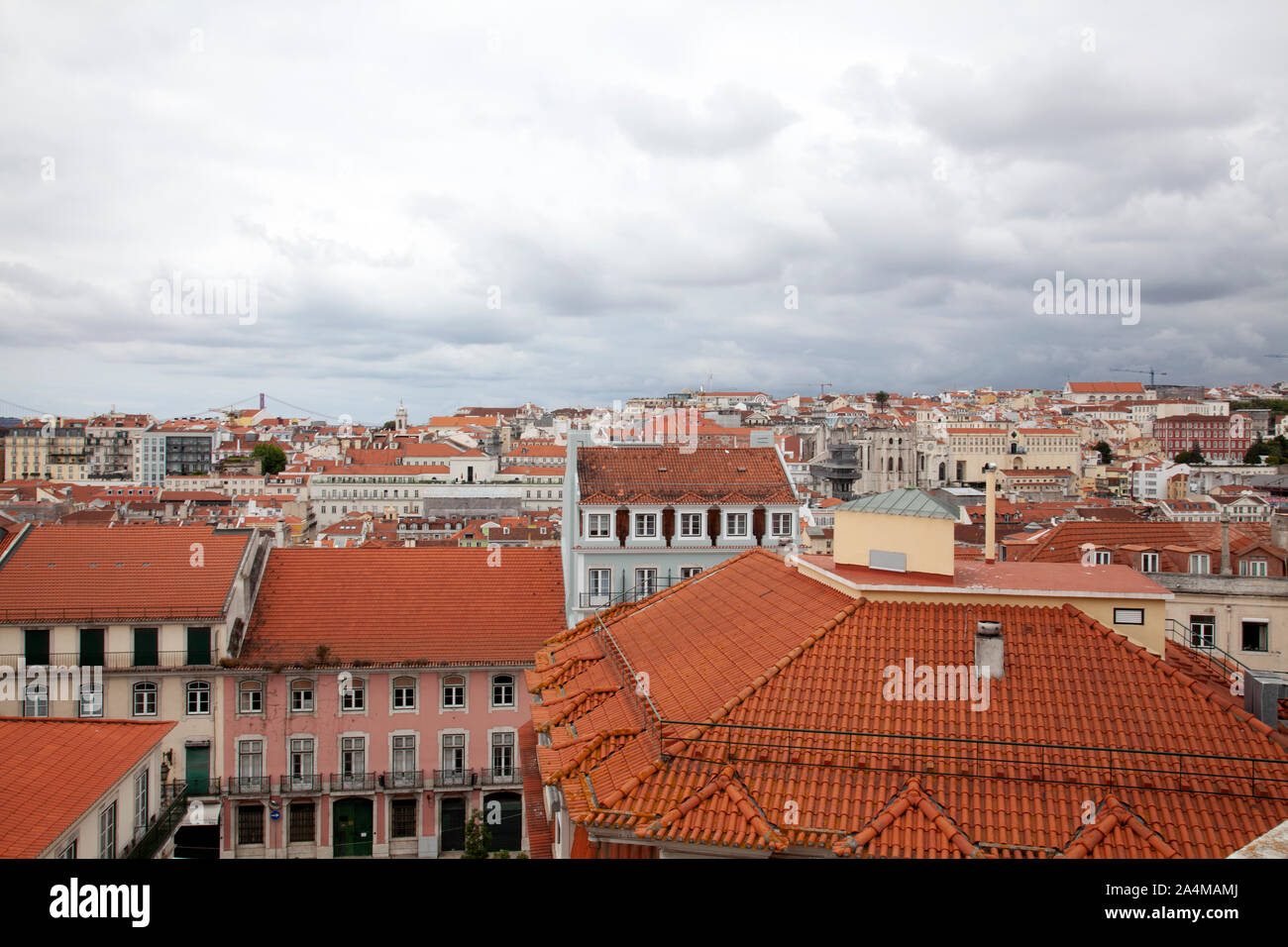 Red rooftop houses portugal hi-res stock photography and images - Alamy