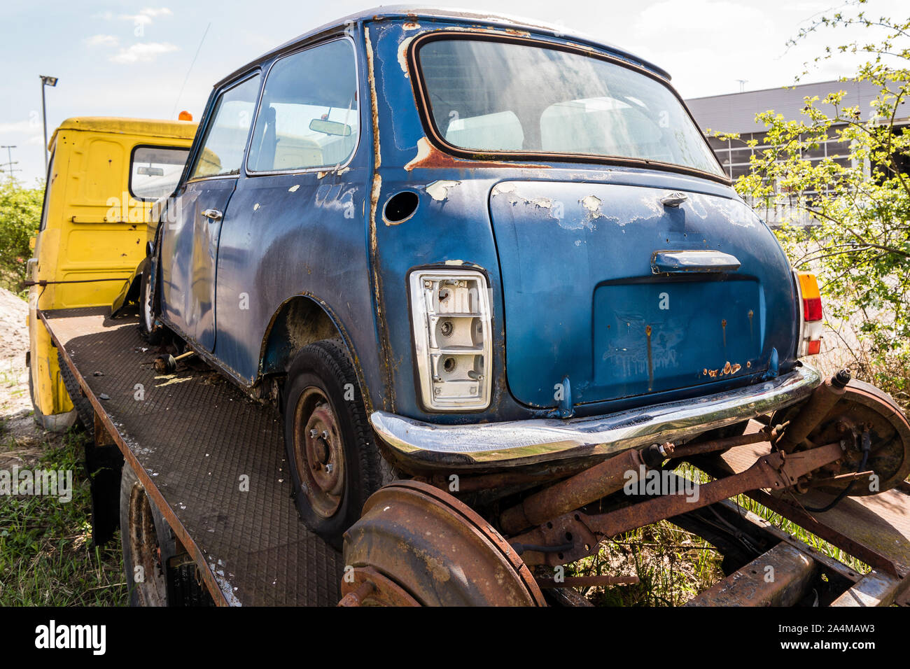Breakdown service with accident vehicle Stock Photo - Alamy