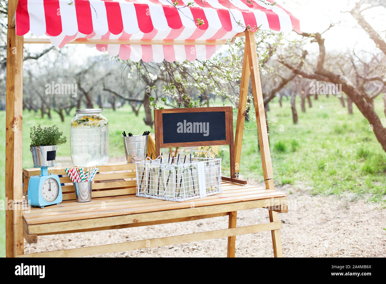 Fresh lemonade stand hi-res stock photography and images - Alamy