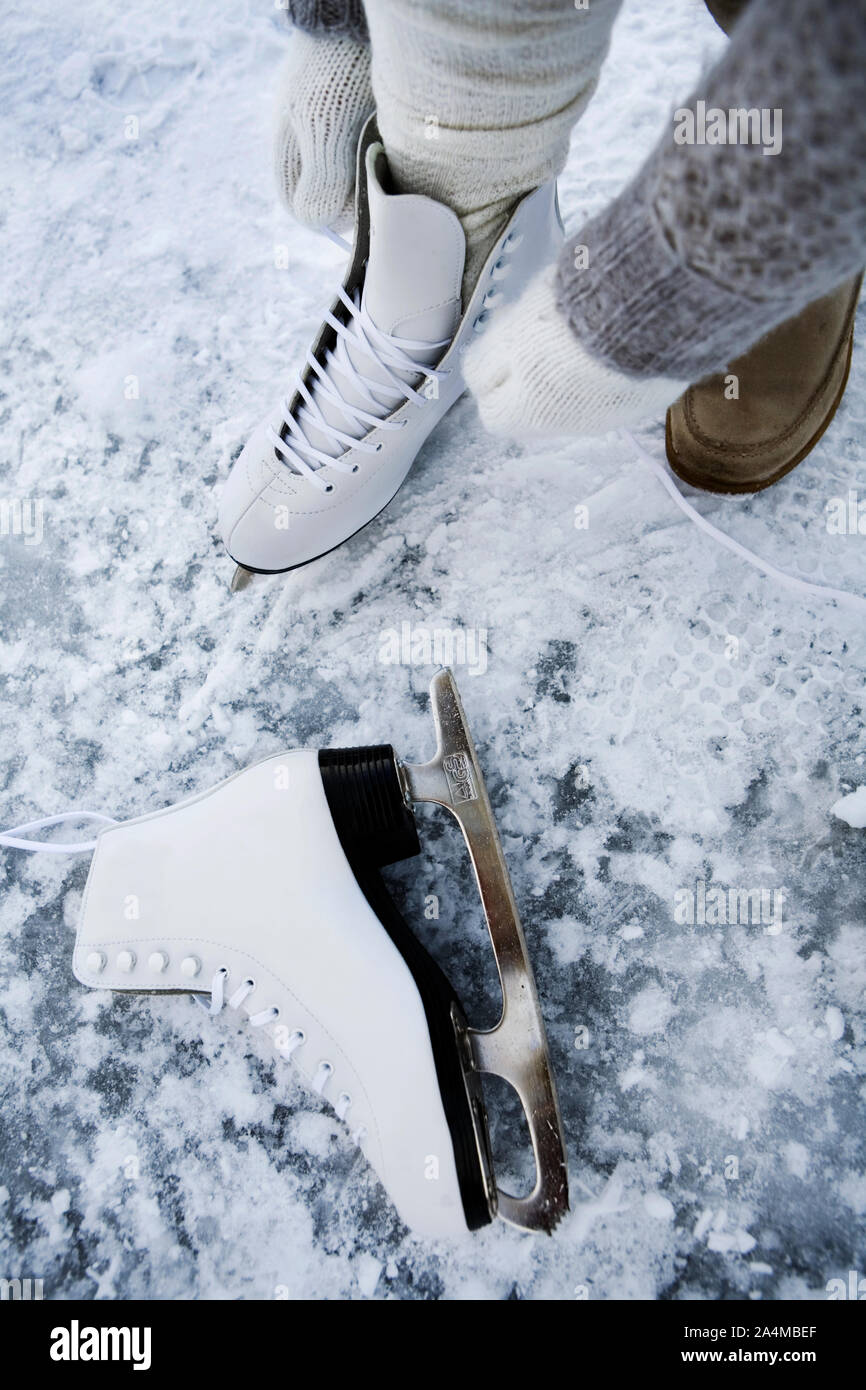 Skating action hi-res stock photography and images - Alamy