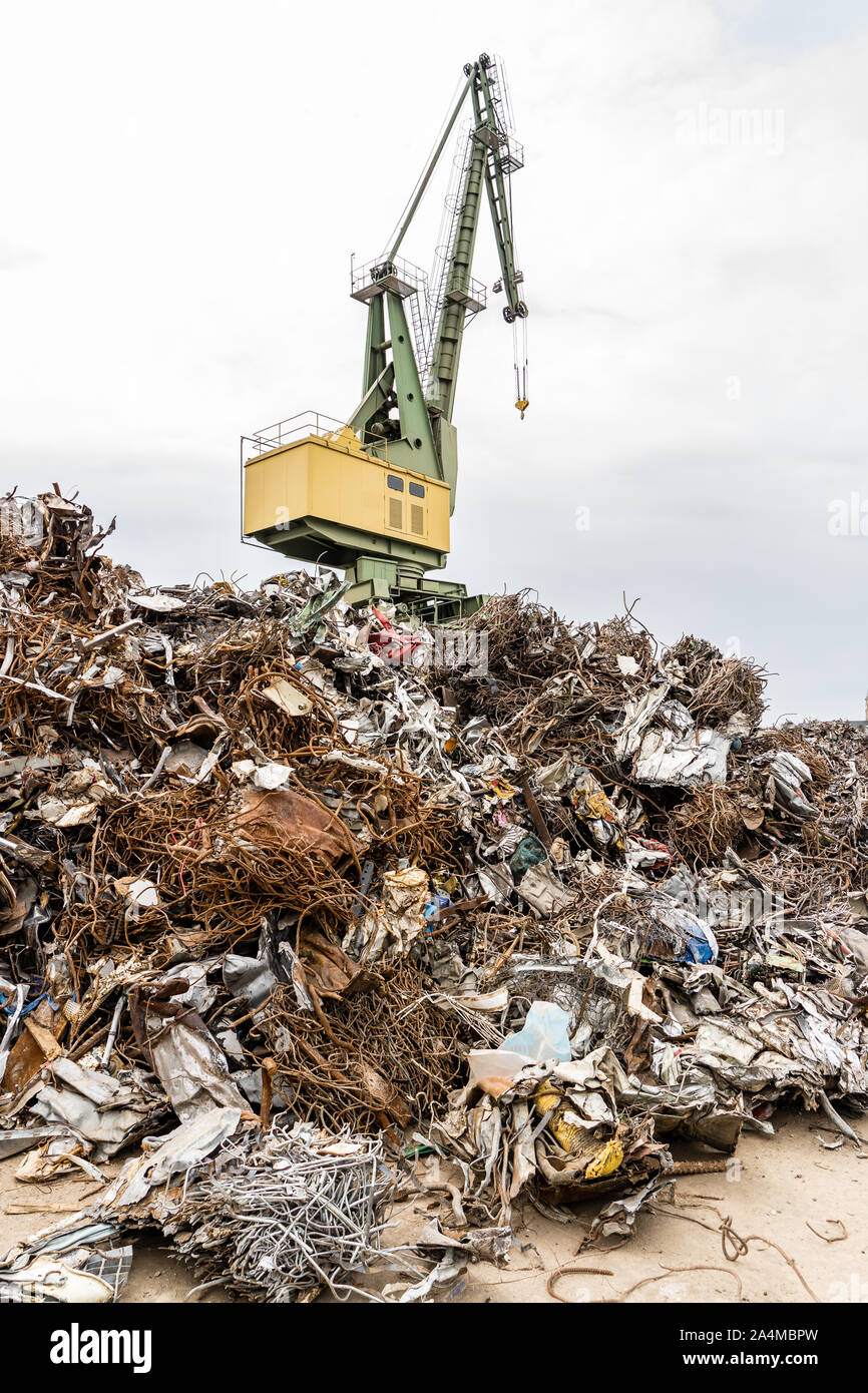 Junk yard crane hi-res stock photography and images - Alamy