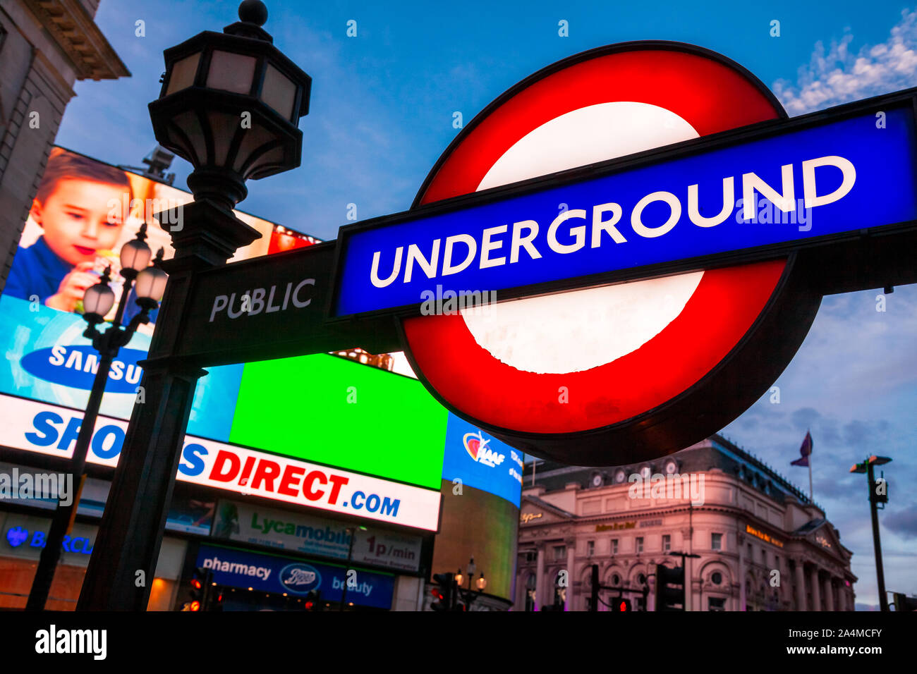 Piccadilly circus underground sign hi-res stock photography and images ...