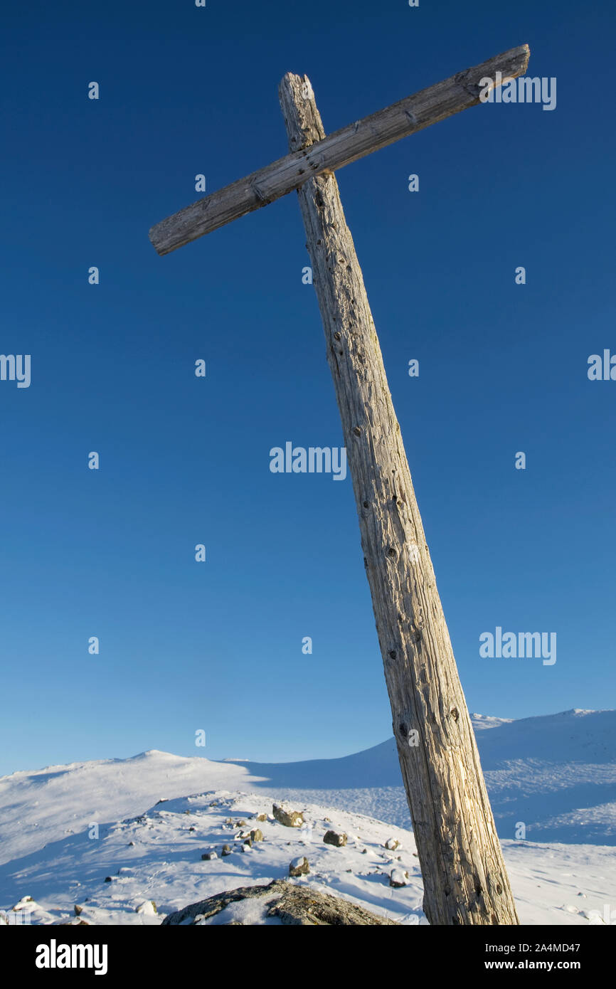 Wooden cross snow hi-res stock photography and images - Alamy