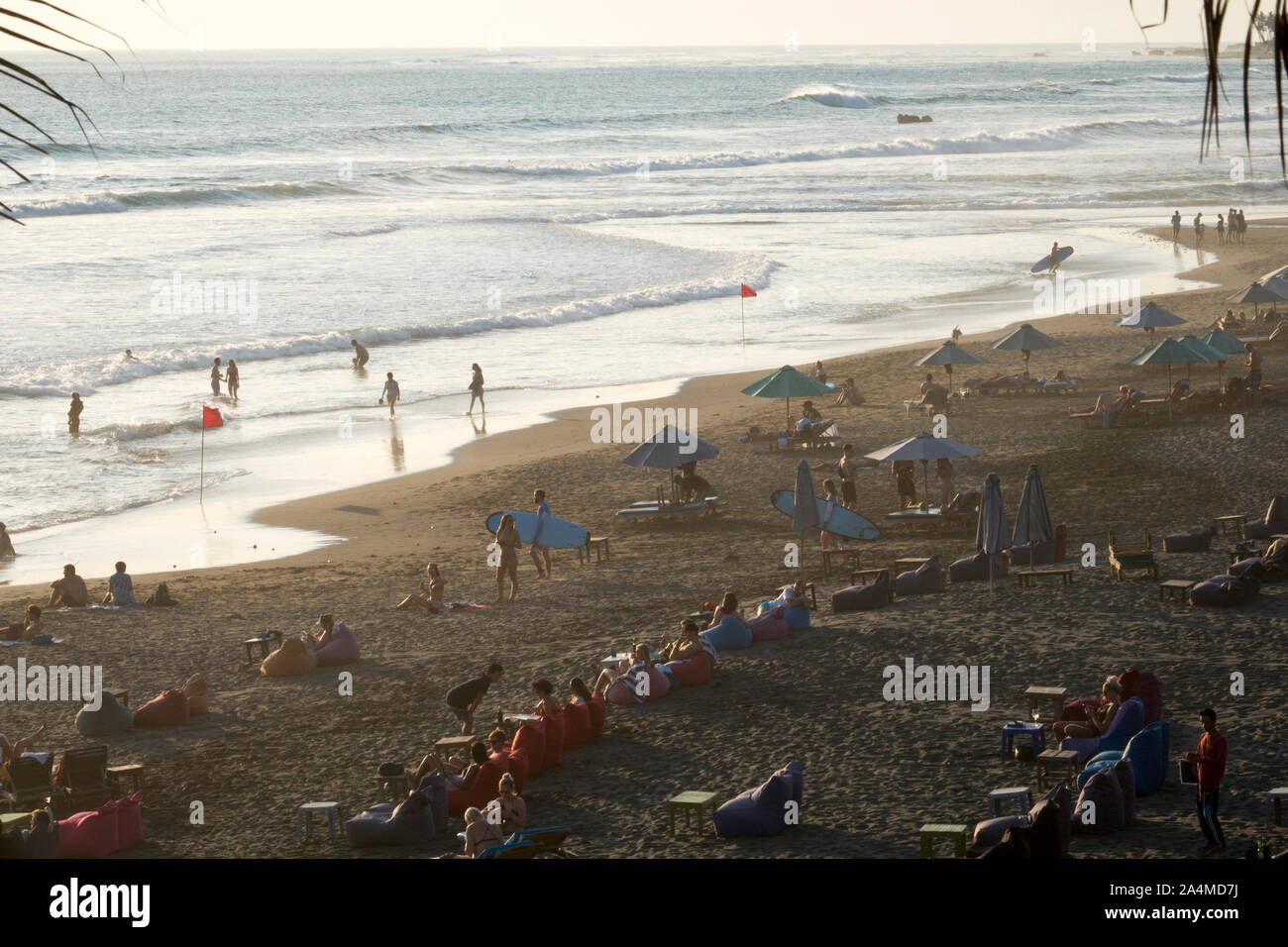 Crowd on popular Echo beach in Canggu, Bali Stock Photo - Alamy