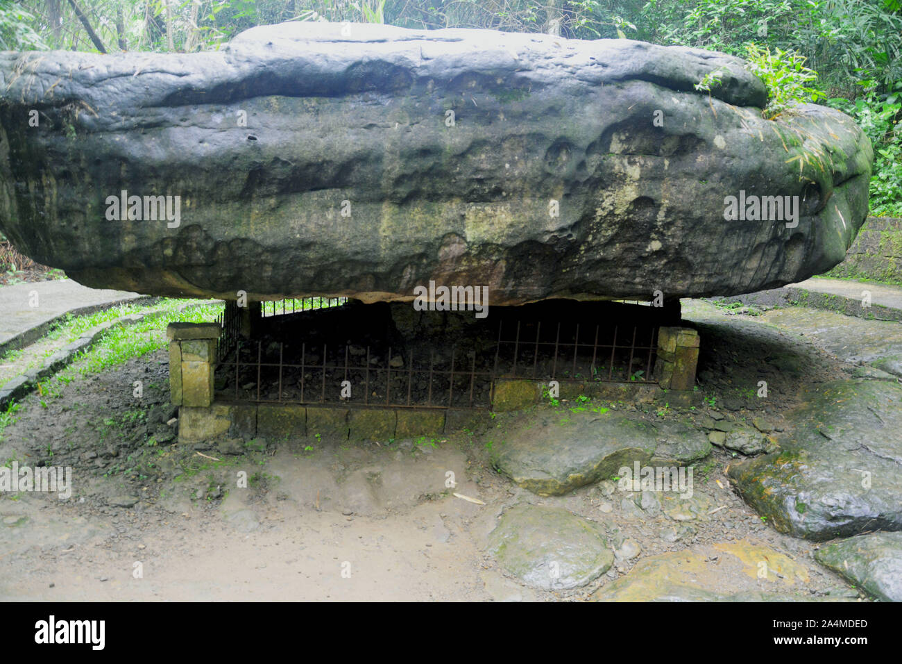 Balancing rock india hi-res stock photography and images - Alamy