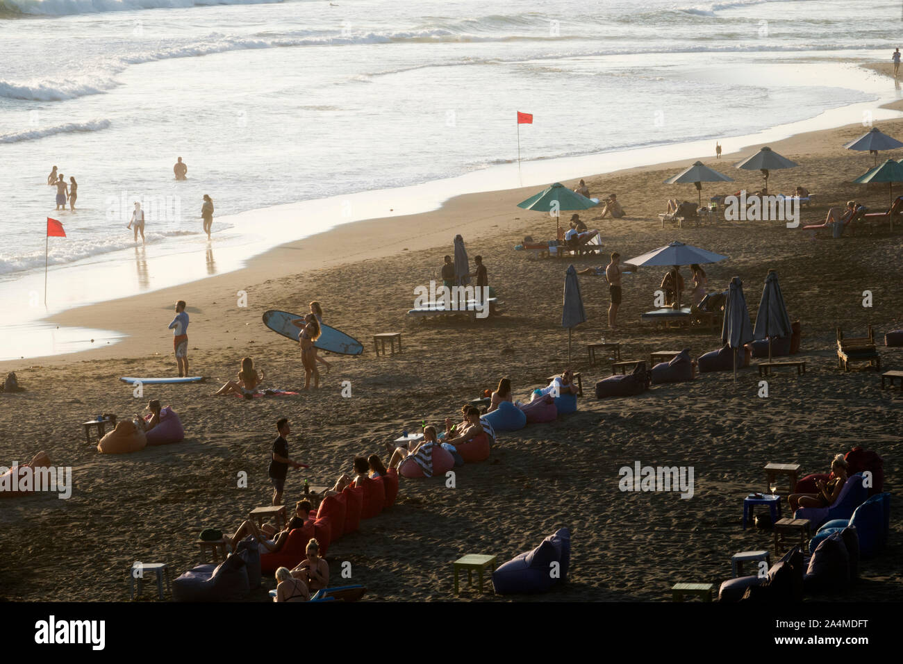 Crowd on popular Echo beach in Canggu, Bali Stock Photo - Alamy