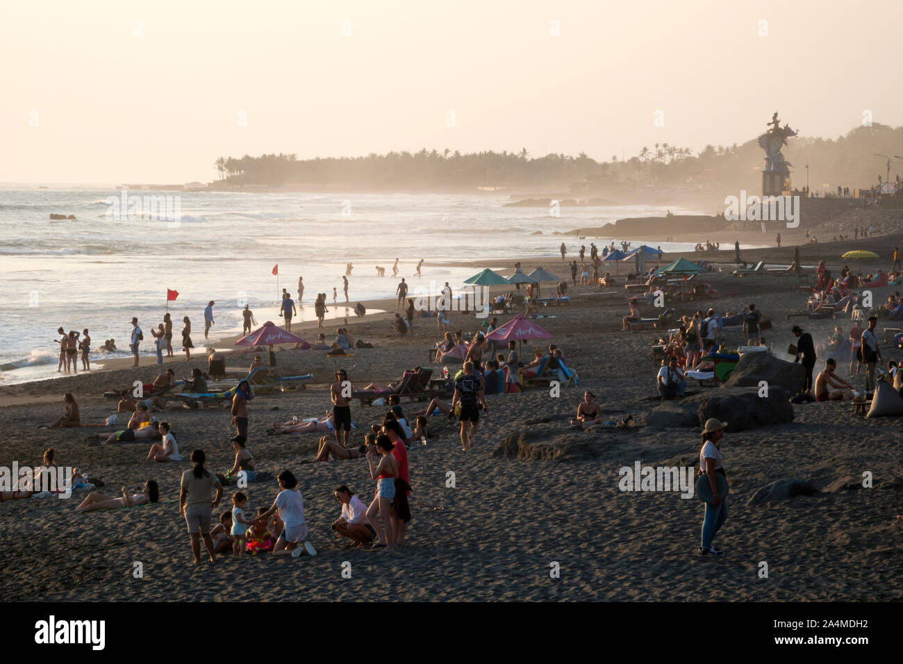 Crowd on popular Echo beach in Canggu, Bali Stock Photo - Alamy