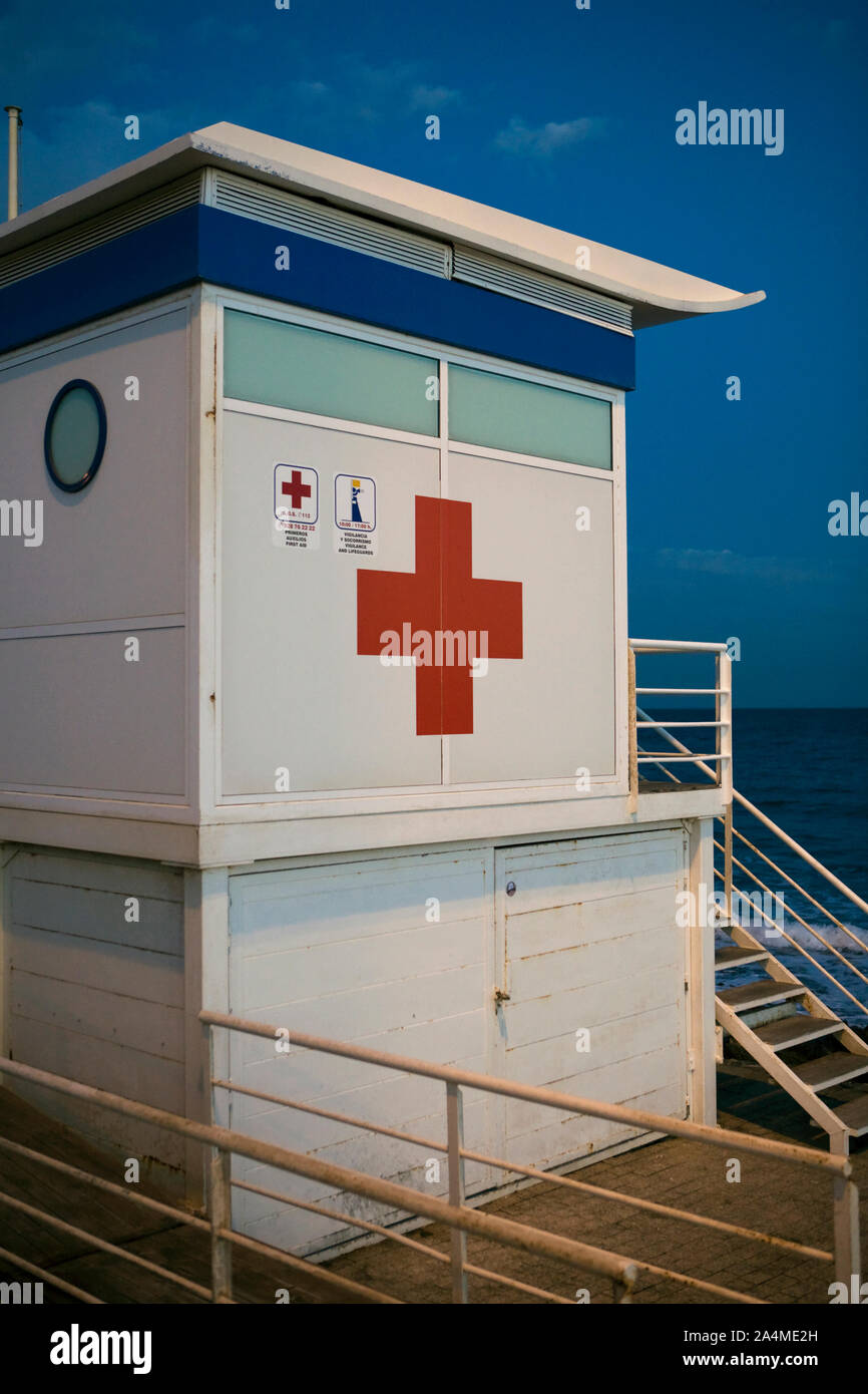 Emergency office at beach. First aid Stock Photo - Alamy