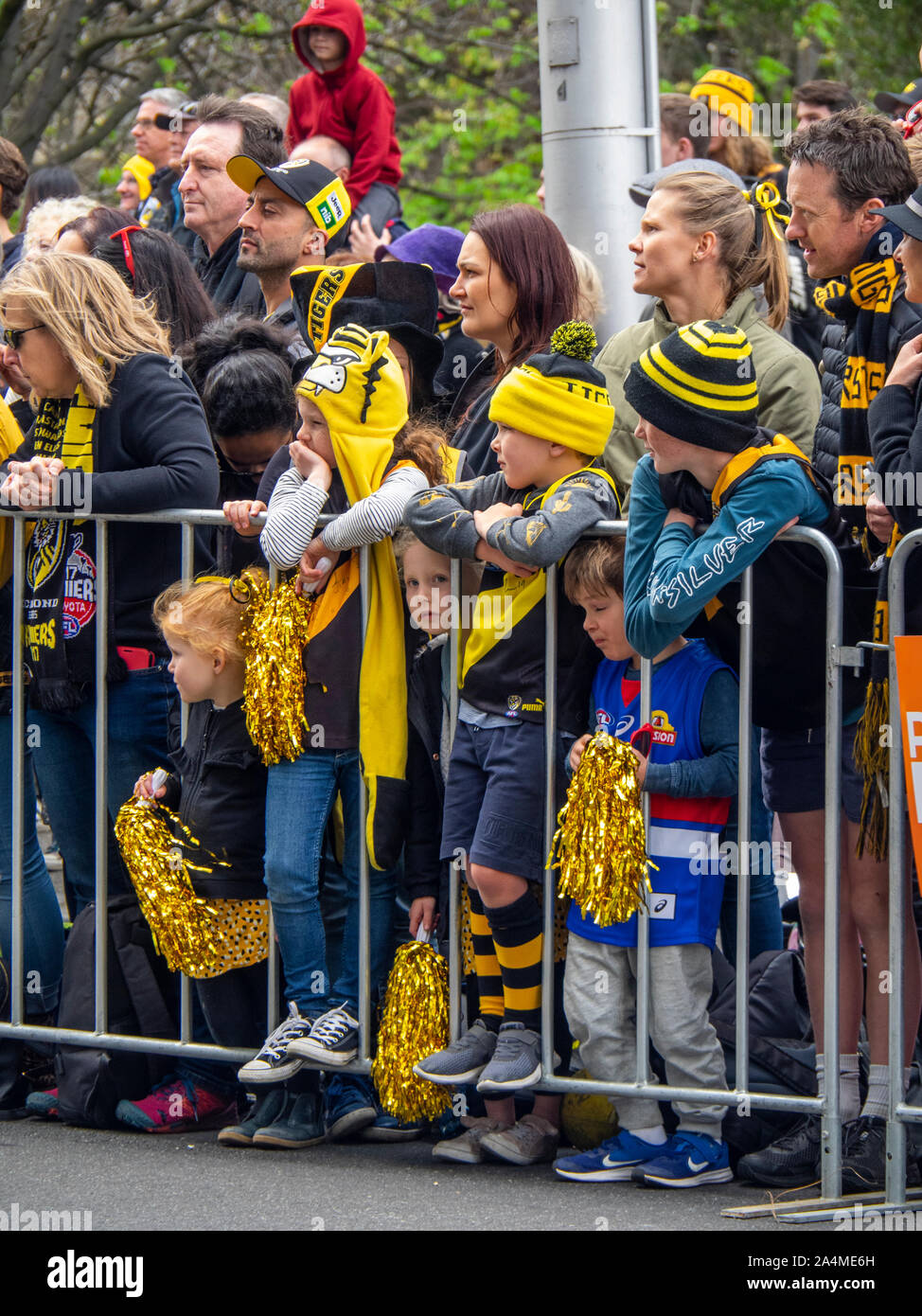 Australian football crowd hi-res stock photography and images - Alamy