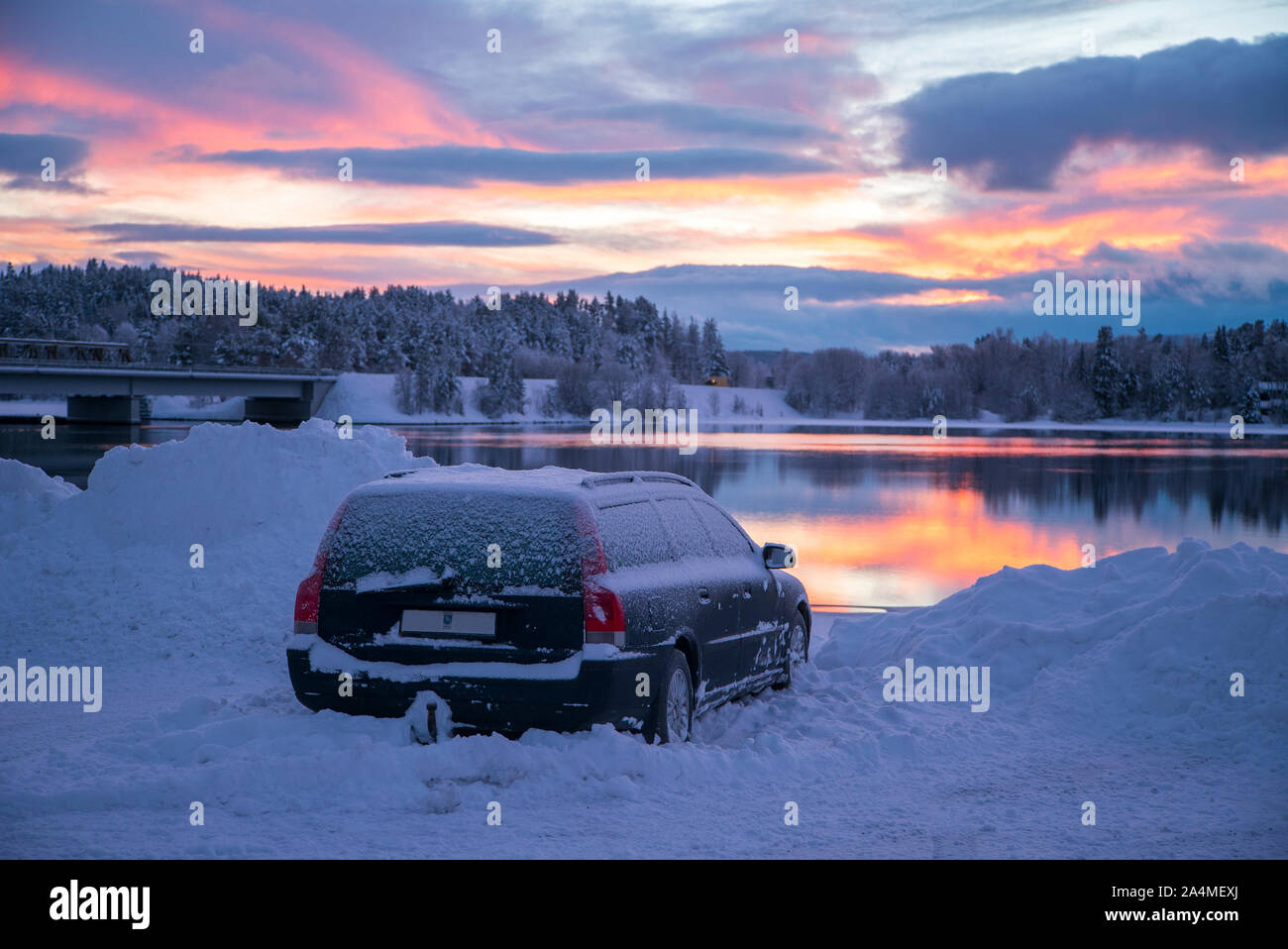 Car lake sunset hi-res stock photography and images - Alamy