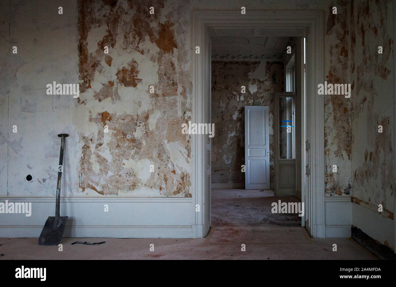 Condemned house hi-res stock photography and images - Alamy