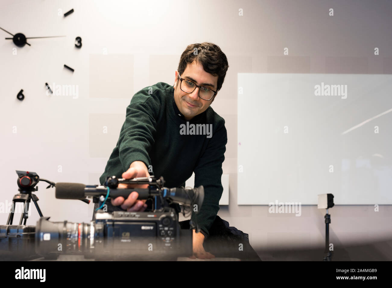 Filming camera office hi-res stock photography and images - Alamy