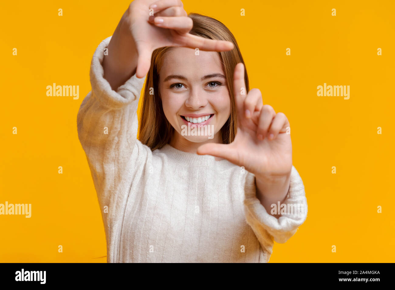 Framing hand hi-res stock photography and images - Alamy