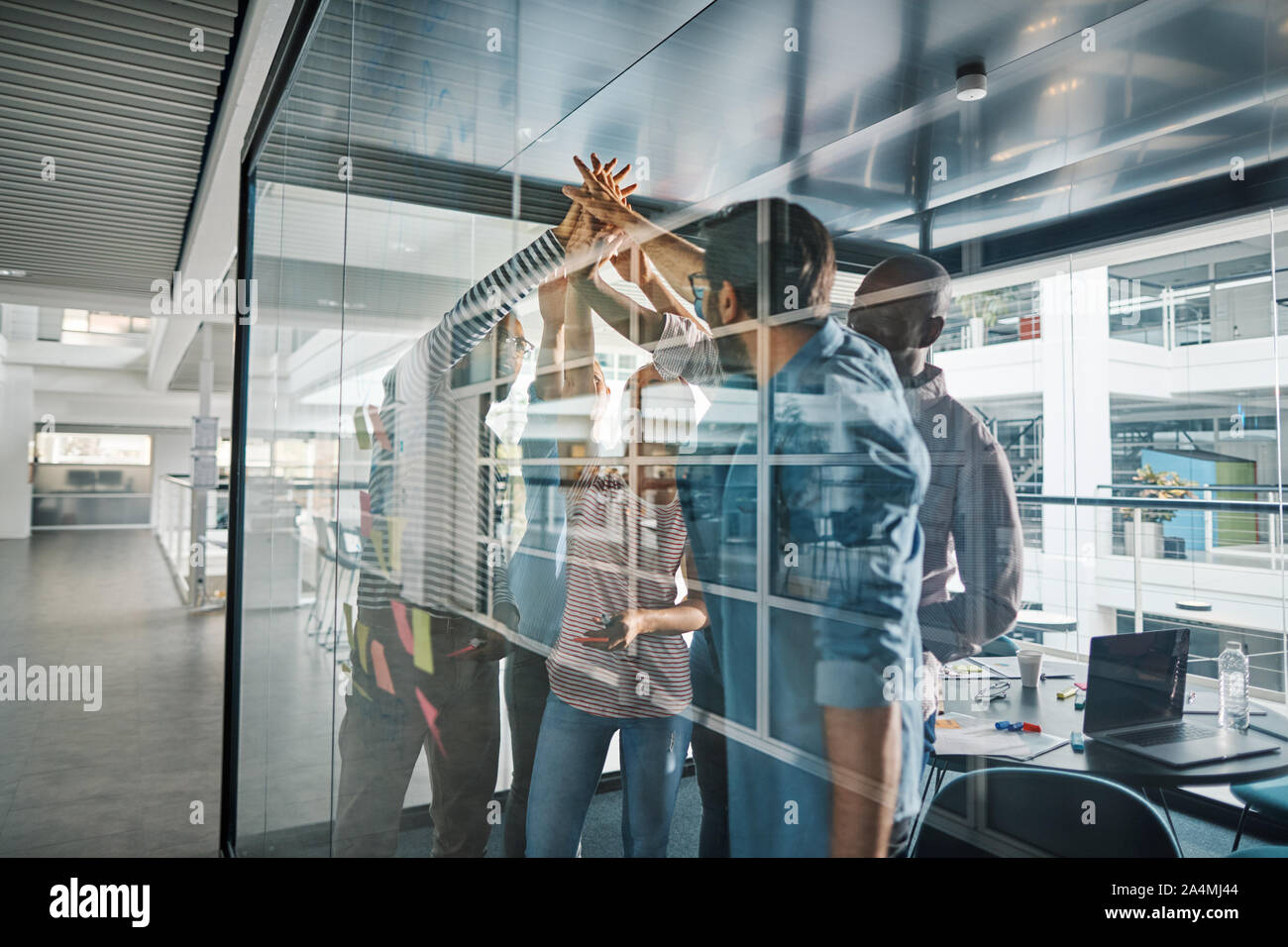 Cheering group hi-res stock photography and images - Alamy