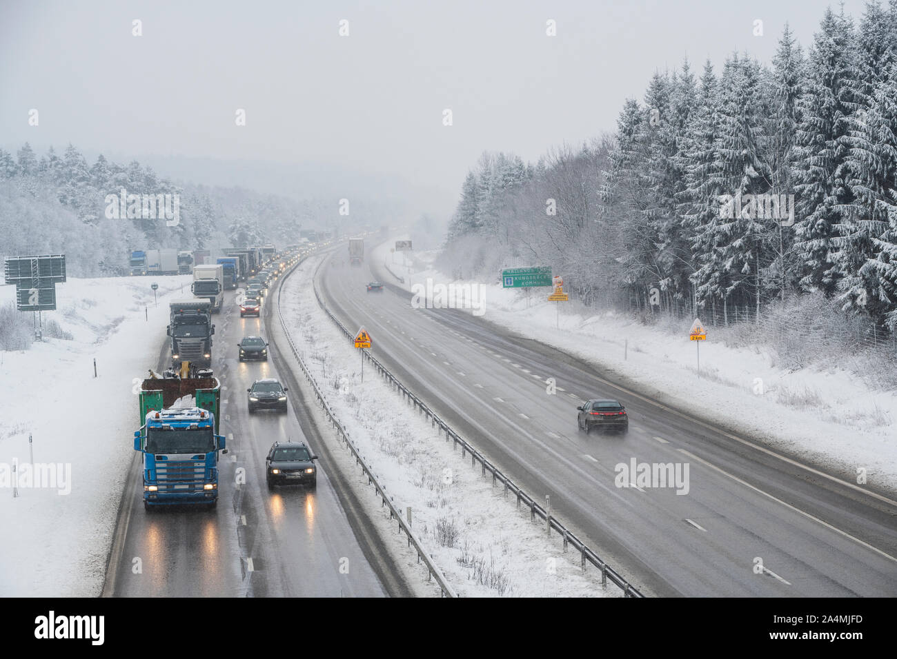 Motorway queue winter hi-res stock photography and images - Alamy