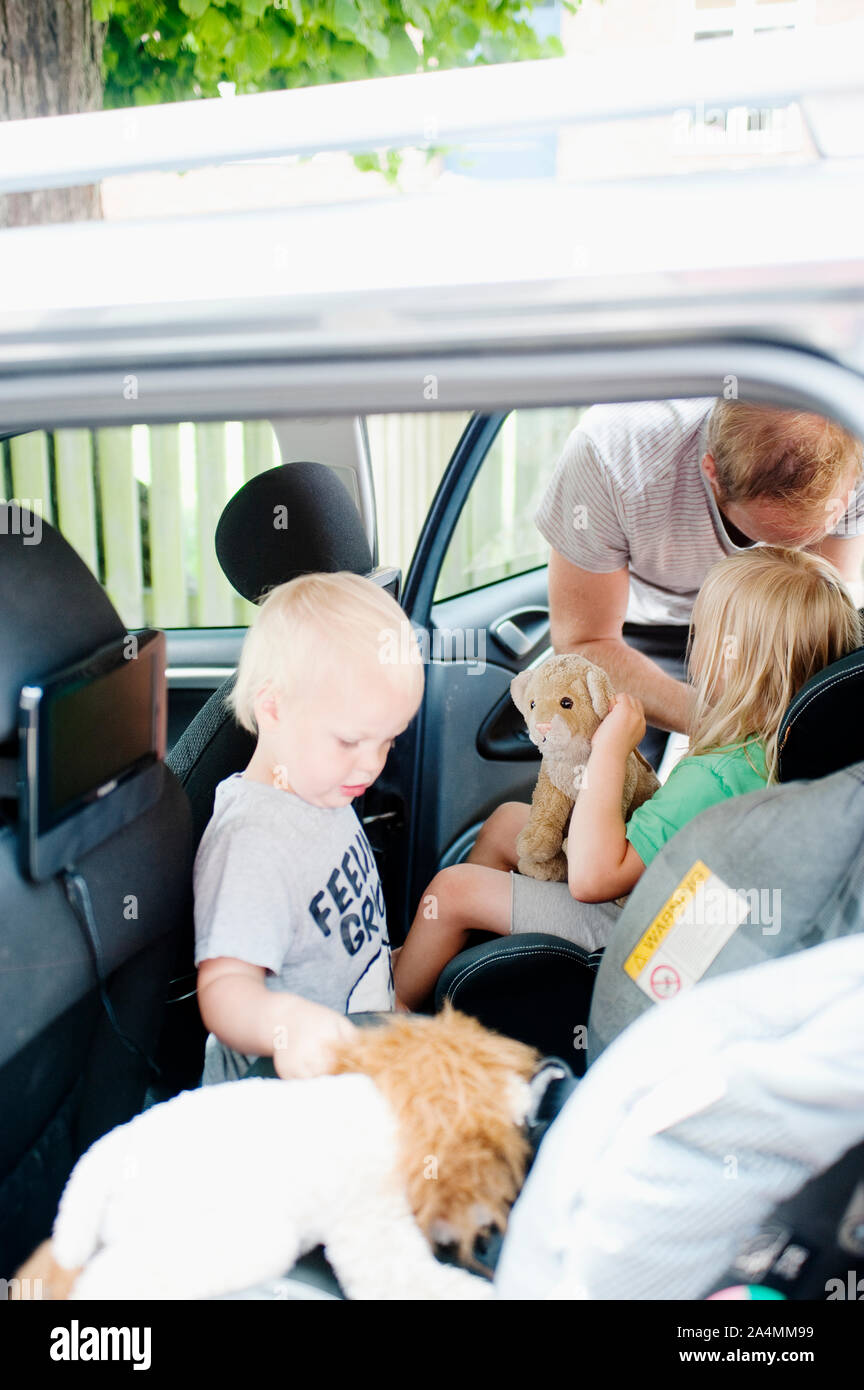 Children in back seat of car hi-res stock photography and images - Alamy